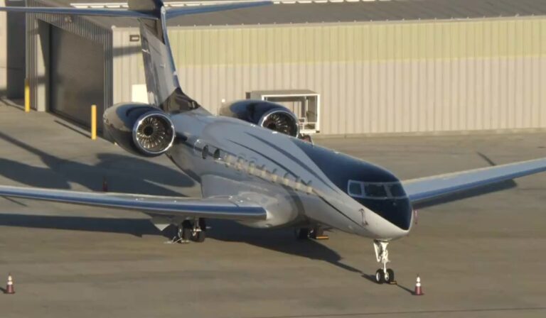 Video: Jeff Bezos' Privatjet im Wert von 80 Millionen US-Dollar am ...