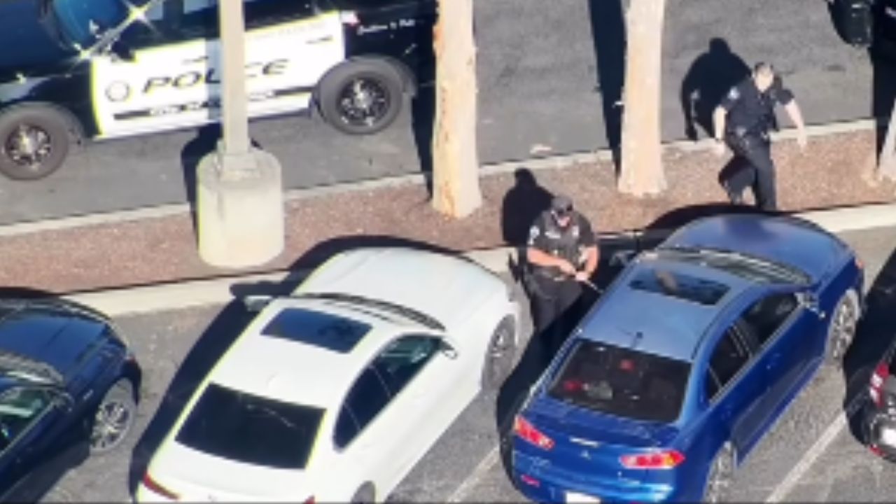 Video: Baby gered nadat het was achtergelaten in geparkeerde auto bij ...