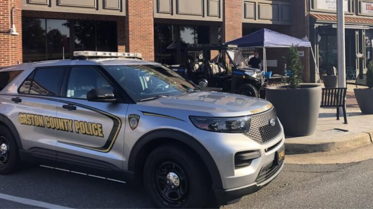 Des parents arrêtés pour avoir prétendument laissé leur fils de 7 ans ...