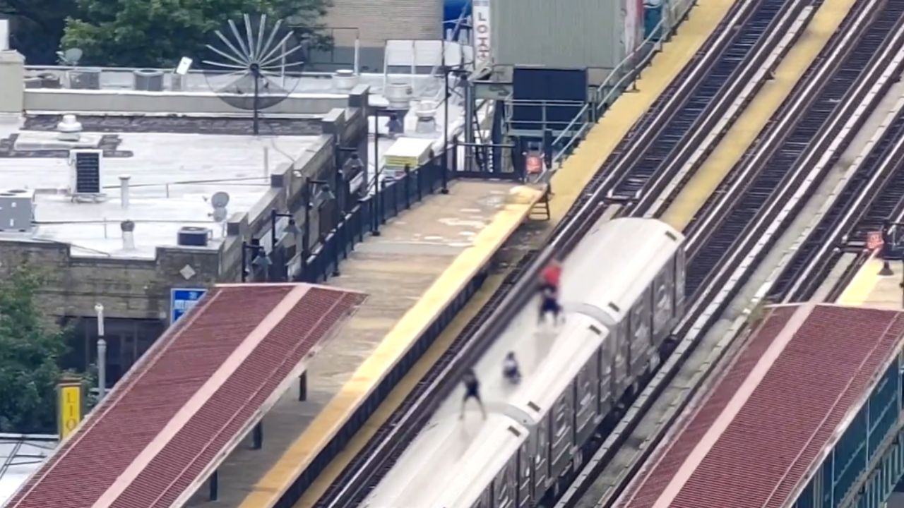 New York Police Catch 4 Youths “Subway Surfing” in Shocking Video - Trânsito e metrô