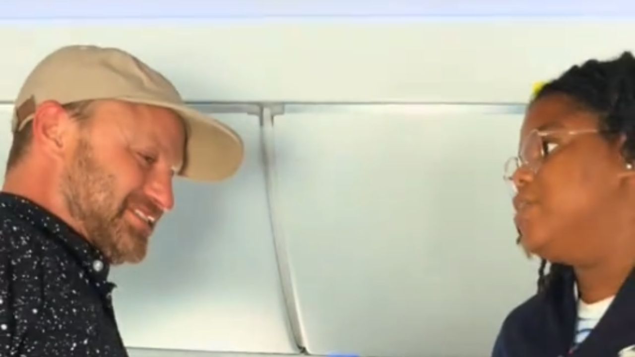 Pasażer pijany z Breeze Airways powstrzymany siłą przez innego pasażera po wykrzykiwaniu ...