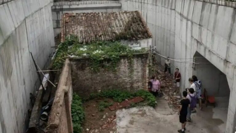 Eine Familie, deren Haus in China von einer Autobahn umgeben wurde ...
