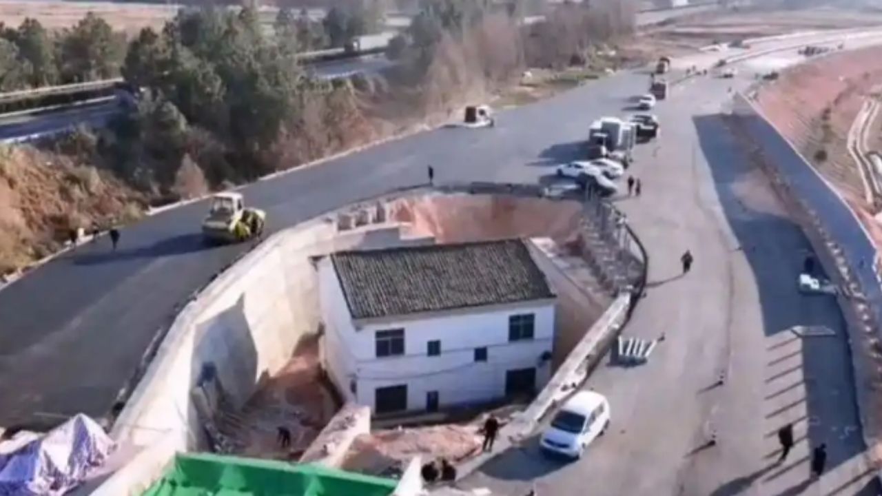 Família que teve a casa cercada por rodovia na China decide abandonar a ...