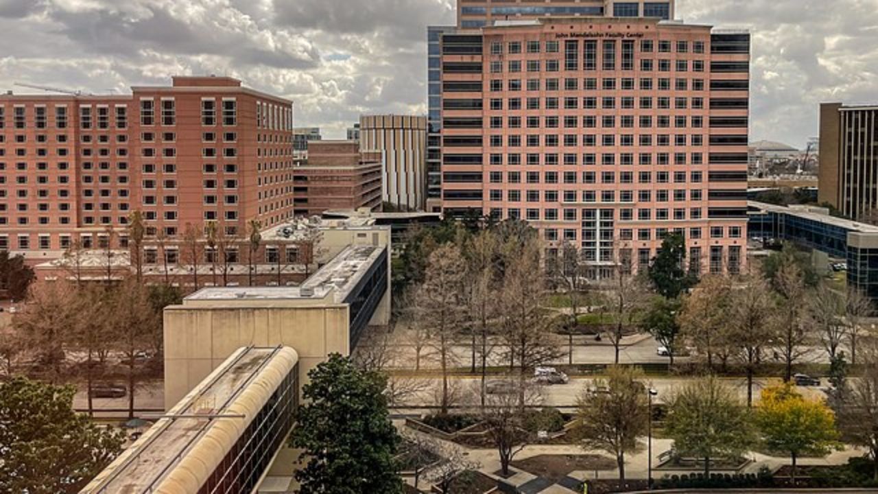 Agentes dos EUA interceptam médico chinês em aeroporto por suspeita de ...